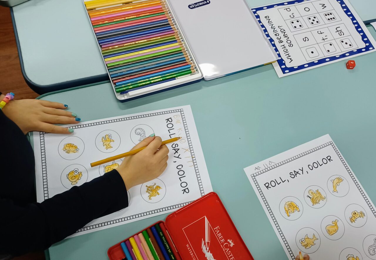 Roll, Say & Color/ Cover Literacy Center - NBpreKactivities